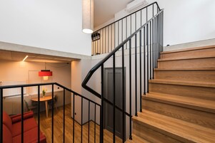 Split Level Apartment with Garden View | Sala de estar | Televisor LED 