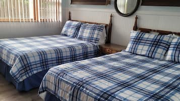 Quarto júnior, 2 camas de casal | Ferros/tábuas de passar roupa, Wi-Fi de cortesia, roupa de cama