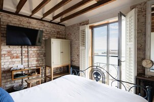 Quarto Duplo, casa de banho anexa, vista para o mar