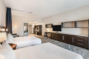 Estúdio, 2 camas Queen, acessível, banheira | Roupas de cama premium, cortinas blackout, ferros/tábuas de passar roupa