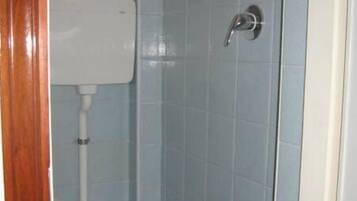 Chuveiro, produtos de toalete grátis, bidê, toalhas de banho