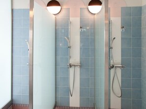 Uma combinação polibã/banheira, artigos de higiene pessoal grátis 