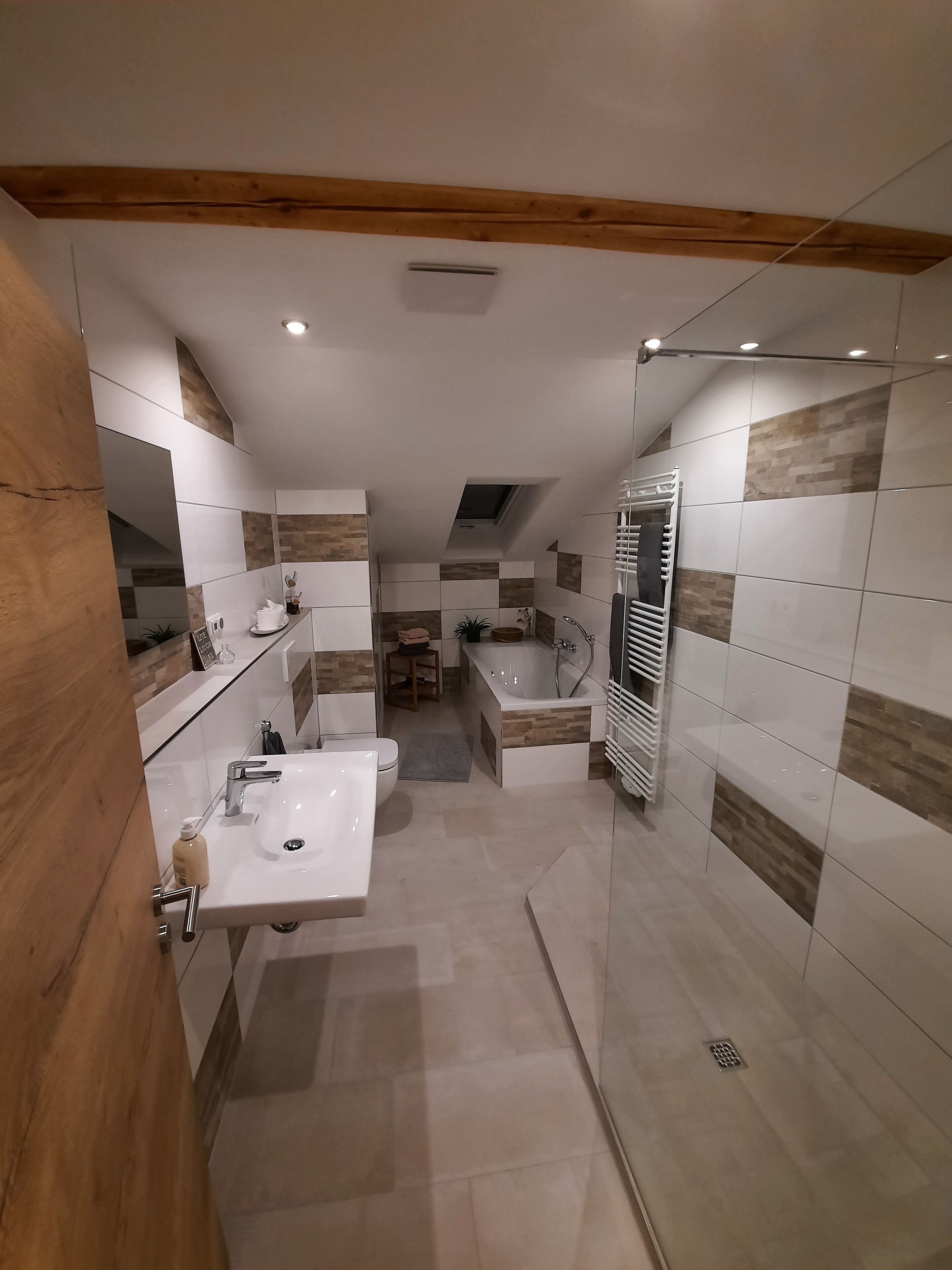 Apartamento (Hochgern) | Casa de banho | Um polibã, um secador de cabelo, toalhas fornecidas 