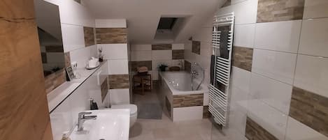 Apartamento (Hochgern) | Casa de banho | Um polibã, um secador de cabelo, toalhas fornecidas