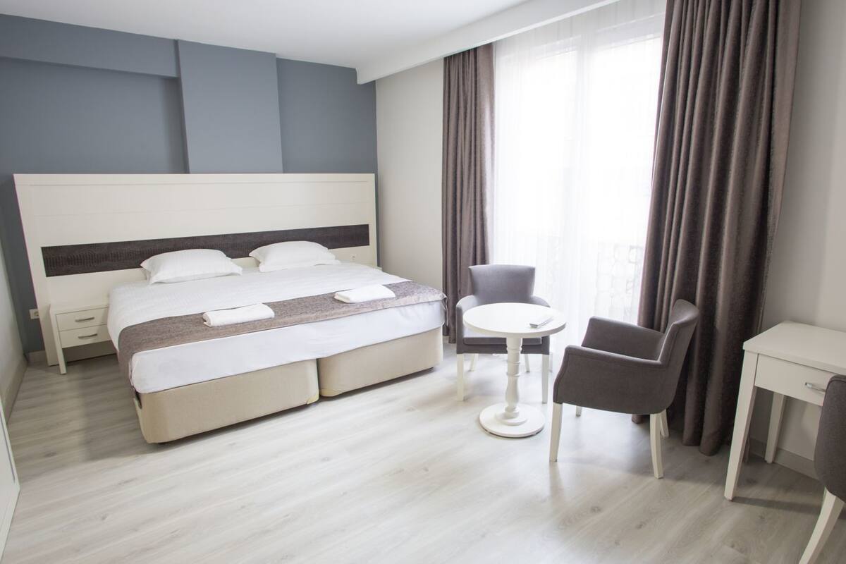 Roupa de alta qualidade, minibar, cofre no quarto, secretária