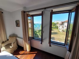 Quarto Standard, vista parcial para o mar | Cofre no quarto, secretária, Wi-fi grátis, roupa de cama fornecida