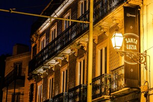 Fachada do alojamento (tarde/noite)