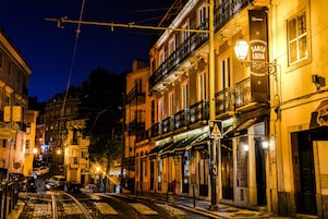 Fachada do alojamento (tarde/noite)
