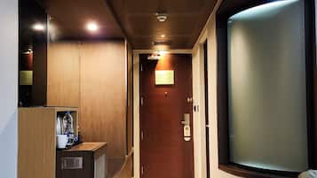 1 quarto, frigobar, cofres nos quartos, escrivaninha