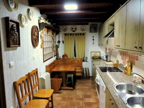 Uma placa de cozinha, utensílios de cozinha