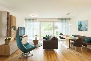 Estúdio Deluxe, 1 quarto, acessível | Sala de estar | TV de ecrã plano