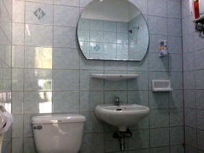 Quarto Familiar | Casa de banho | Um polibã, artigos de higiene pessoal grátis, toalhas fornecidas 