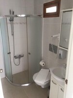 Quarto Duplo ou Twin Standard | Casa de banho | Um polibã, artigos de higiene pessoal grátis, um secador de cabelo 