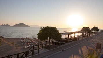 Praia particular, areia branca, serviço de traslado de/para a praia