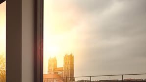 Uma varanda com vista para um edifício histórico.