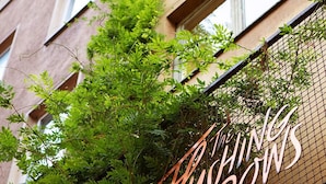 Um edifício com uma placa que diz 'The Things Meadows Hotel & Bar'.