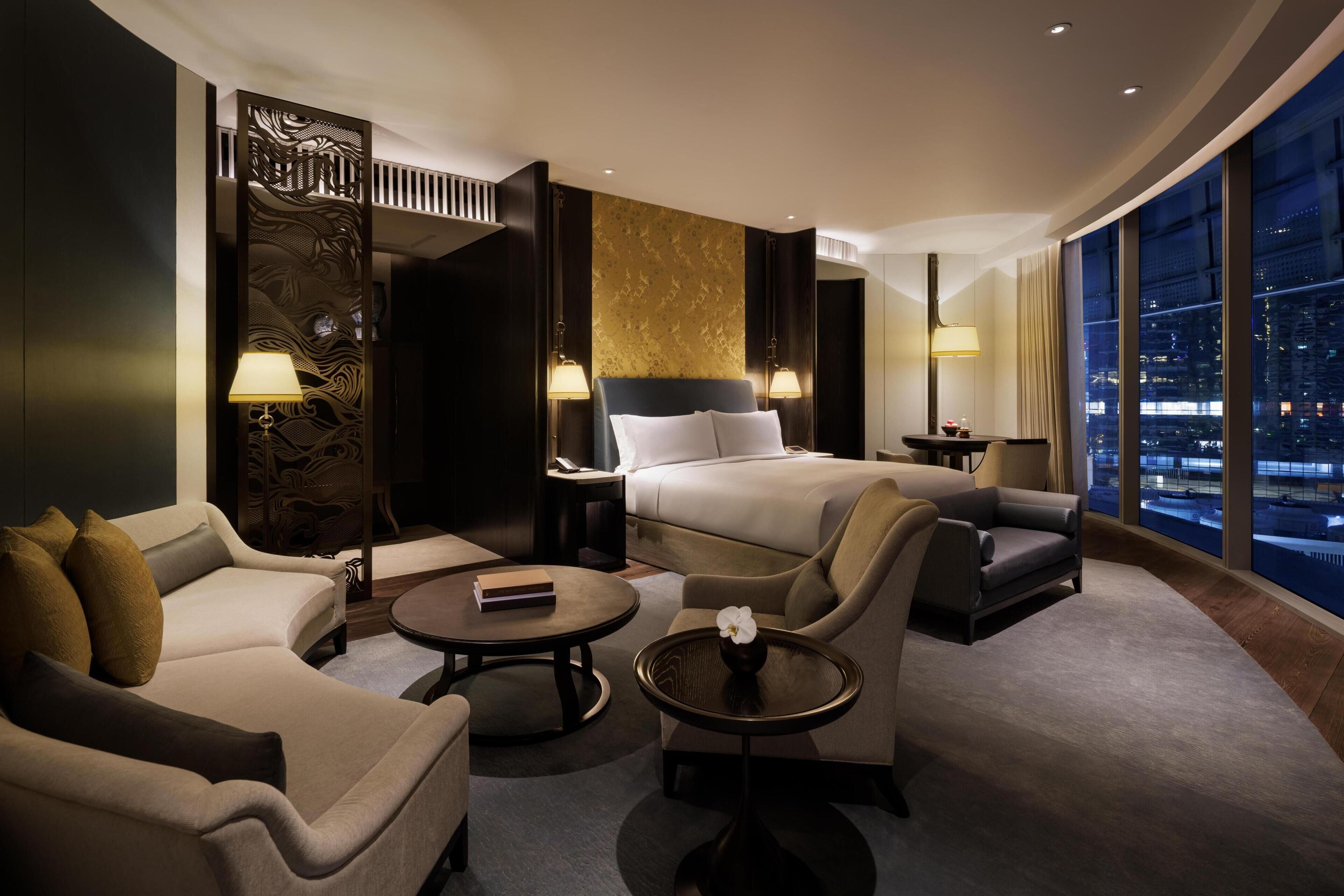 Suite Deluxe, 1 cama king-size | Sala de estar | Televisor LCD de 50 polegadas com canais por cabo, televisor 