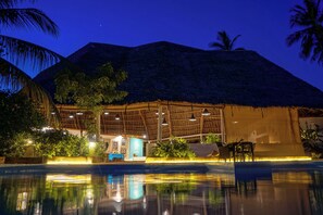 Fachada do alojamento (tarde/noite)