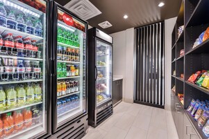 Uma área refrigerada com diversas bebidas e petiscos.