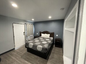 Quarto, 1 cama Queen | Escrivaninha, Wi-Fi de cortesia