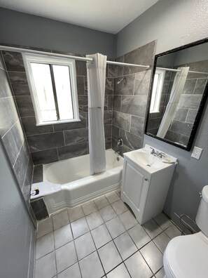 Quarto, 1 cama King | Banheiro | Banheira de imersão, toalhas de banho