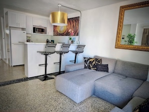 Apartamento júnior, 3 quartos (A3) | Área de estar | TV de tela plana 22 polegadas com canais a cabo, TV, filmes pagos