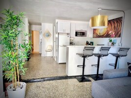 Apartamento Júnior, 3 quartos (A3) | Cozinha privada | Um frigorífico, um micro-ondas, uma cafeteira/bule 