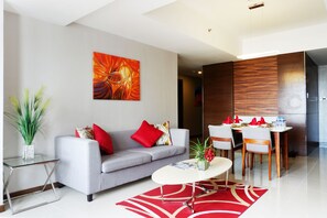 Suite, 3 quartos, não fumadores | Sala de estar | Televisor LED 