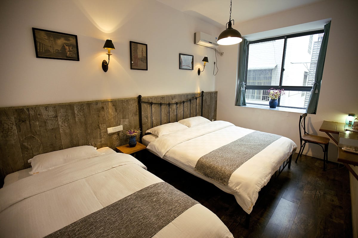 Quarto Triplo Familiar | Roupa de alta qualidade, secretária, quartos insonorizados