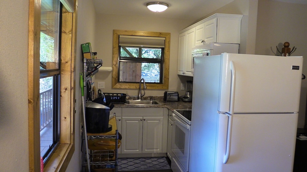 Updated Country Cottage One Mile From The Wimberley Square. - Wimberley, TX