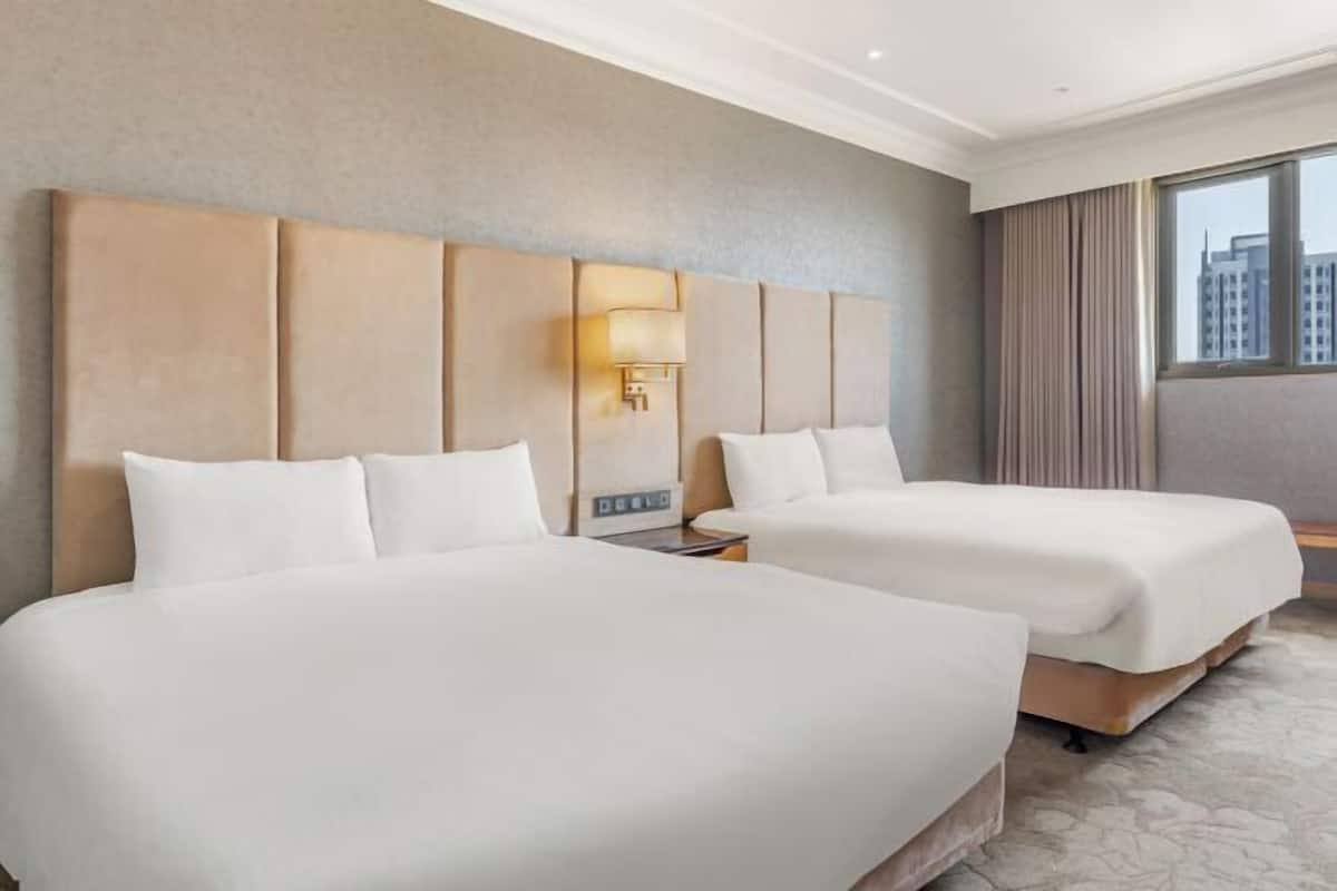 Edredons de pluma, escrivaninha, espaço de trabalho para notebook