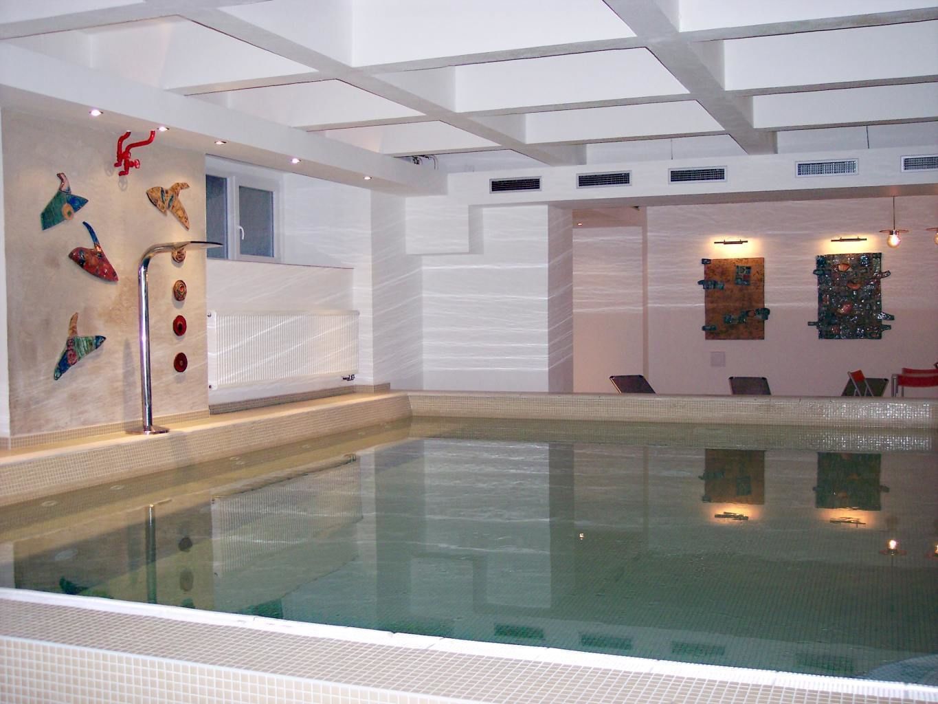 Piscina interior, piscina exterior, espreguiçadeiras 