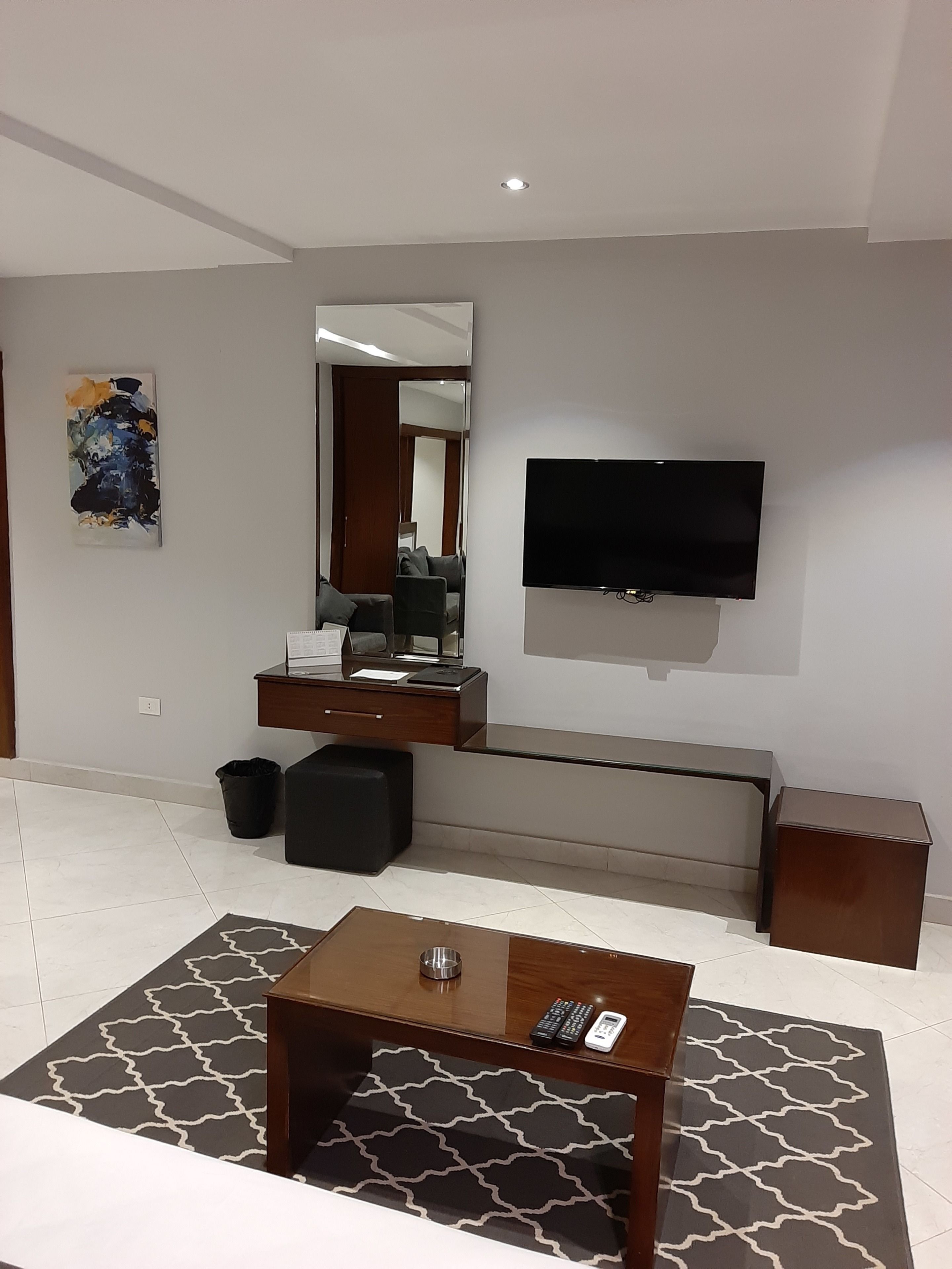 Estúdio sênior, 1 cama Queen, para fumantes, cozinha americana | 1 quarto, frigobar, cofres nos quartos, cortinas blackout