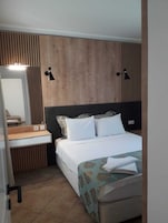 Suíte standard | Frigobar, cofres nos quartos, escrivaninha