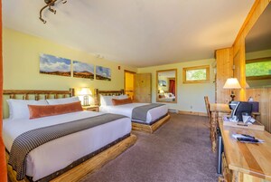 Quarto Deluxe, 2 camas queen-size, vista para o resort | Lençóis de algodão egípcio, roupa de alta qualidade, edredões de penas 