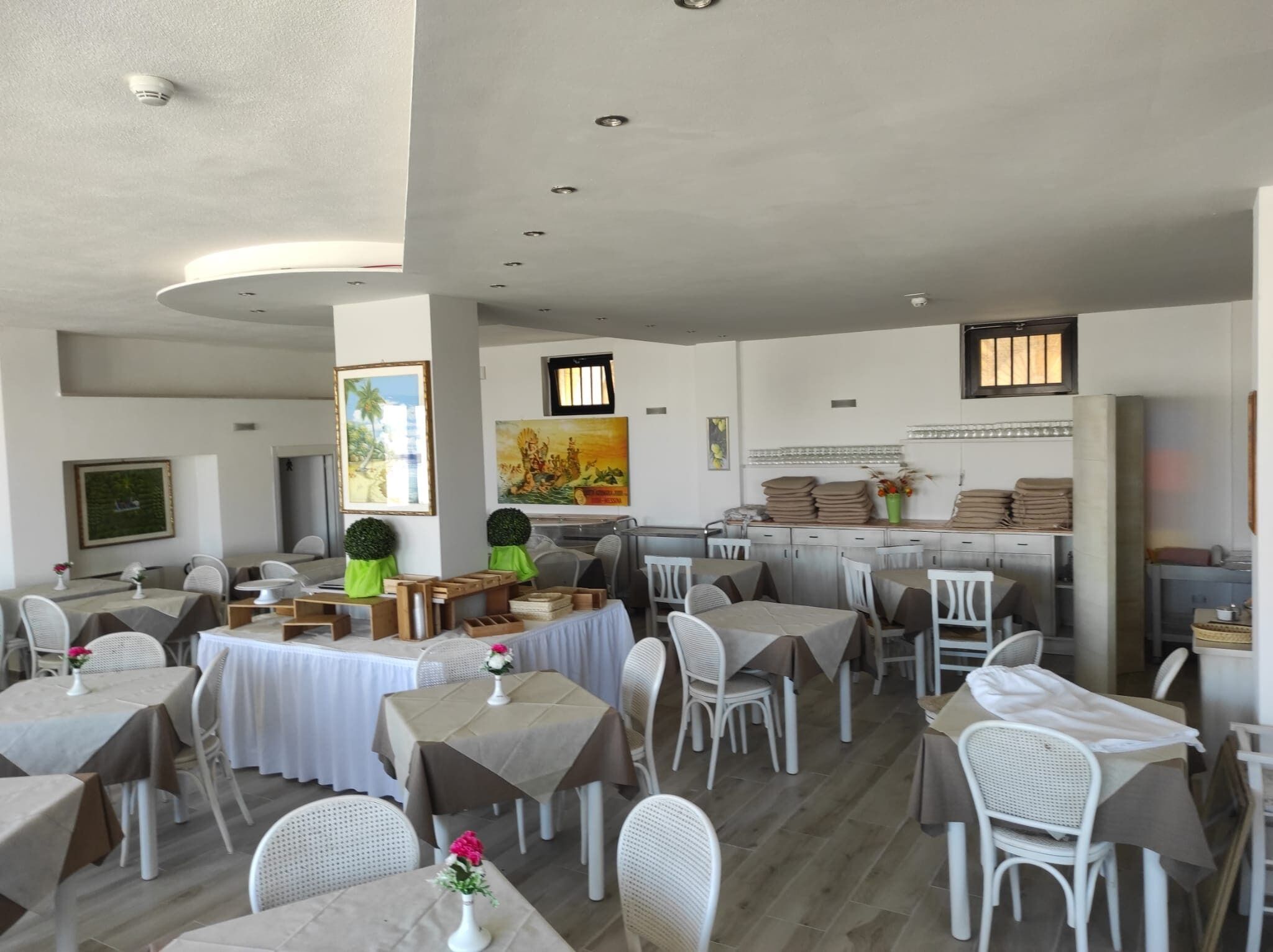 Pequenos-almoços, almoços, jantares servidos, cozinha local 