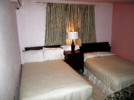 Quarto Familiar, 2 camas queen-size | Roupa de alta qualidade, secretária, ferro/tábua de engomar 