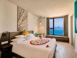 Roupa de alta qualidade, minibar, cofre no quarto, secretária 