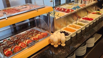 Café da manhã com buffet todos os dias (EUR 15 por pessoa)