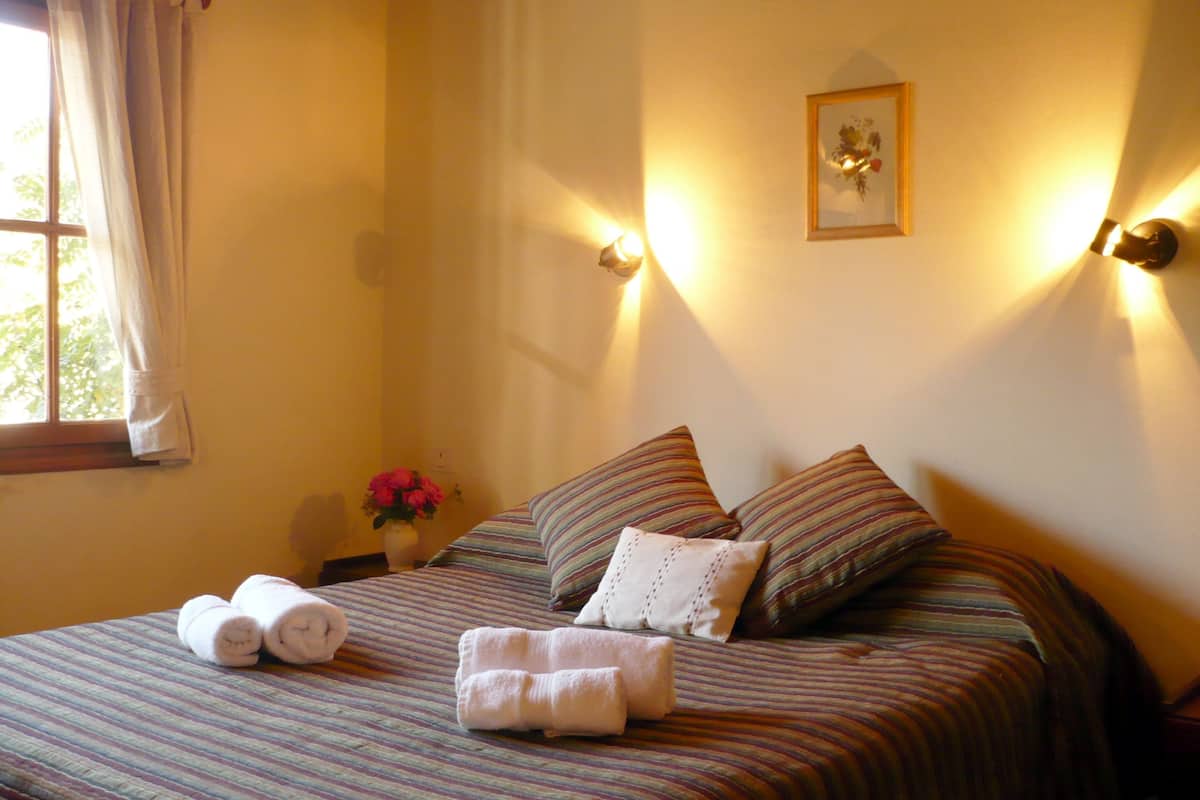 Quarto casal superior | Cofres nos quartos, individualmente mobiliados, berços grátis
