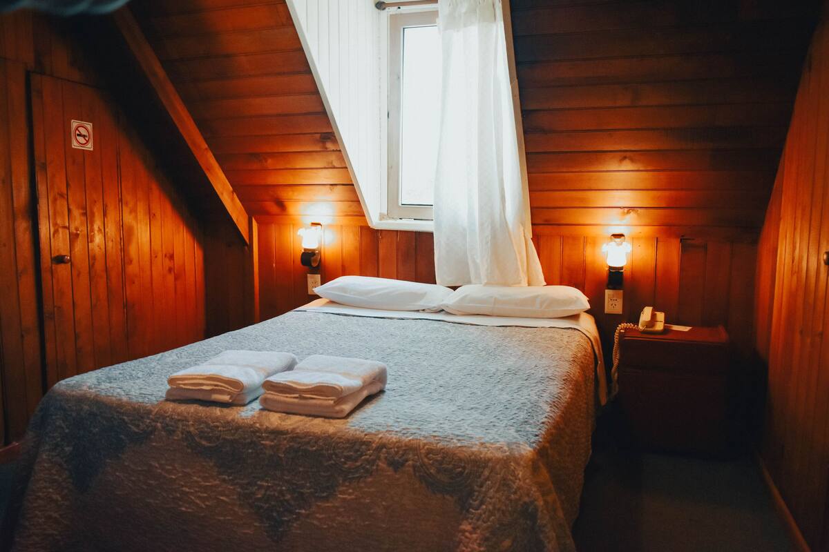 Quarto casal econômico | Cofres nos quartos, individualmente mobiliados, berços grátis