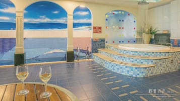 Quarto casal superluxo, 1 quarto, piscina particular | Banheiro | Banheira e chuveiro separados, banheira de hidromassagem
