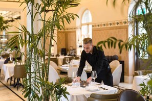 Pequeno-almoço tipo buffet diário (44 USD por pessoa) 