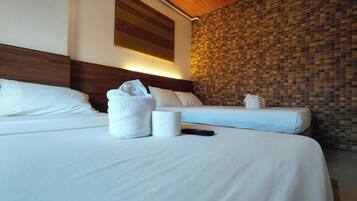 Quarto triplo | Escrivaninha, quartos à prova de som, ferros/tábuas de passar roupa