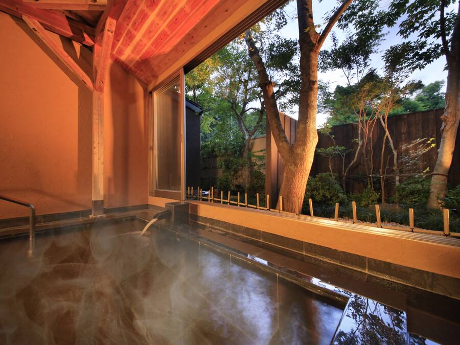 Banheira de hidromassagem interior