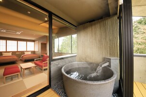 Quarto Twin Deluxe, várias camas, não fumadores (Luxe Annex,Semi-Open bath, Adult Only) | Comodidades da casa de banho | Um polibã, artigos de higiene pessoal grátis, um secador de cabelo 