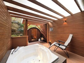 Quarto Quádruplo de Luxo, várias camas, não fumadores, sauna (Main Building, Adults Only) | Cofre no quarto, Wi-fi grátis, roupa de cama fornecida 