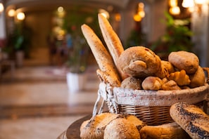 2 restaurantes: servem pequenos-almoços, almoços e jantares