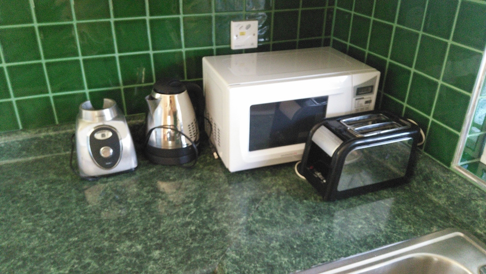 Ocho Rios Modern Self Contained Studio With Pool, Cable, Led Tv, Fast Internet. - Ocho Rios