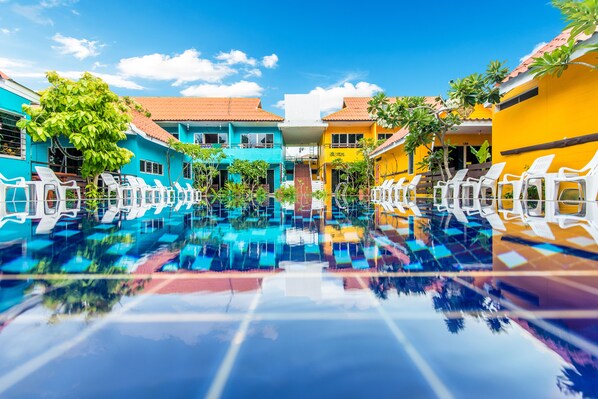 3 piscinas externas, espreguiçadeiras